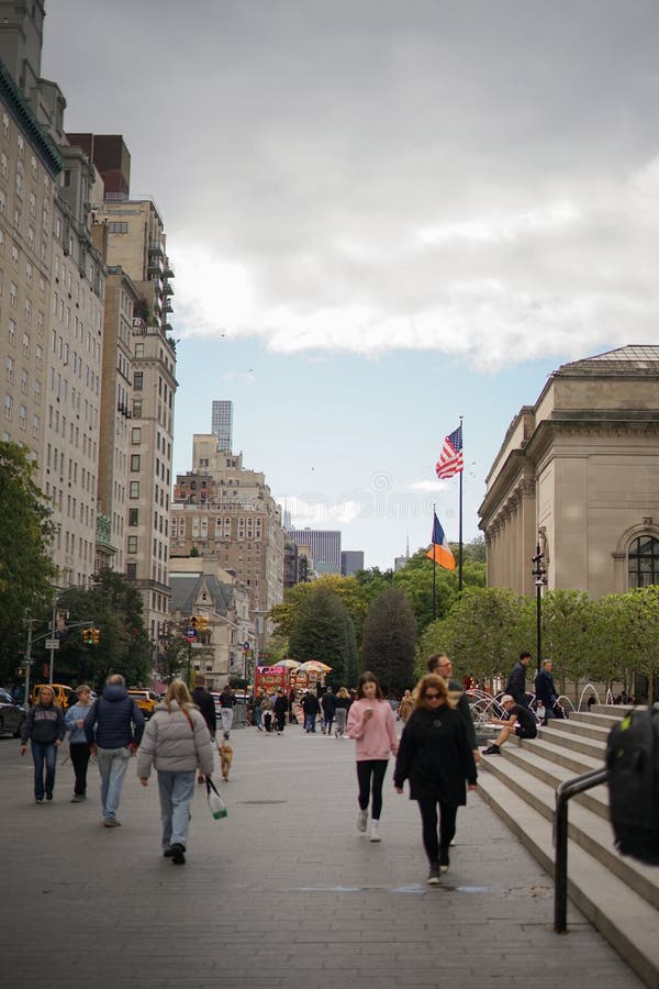 Walking MET museum editorial photo. Image of walk, city - 301805876