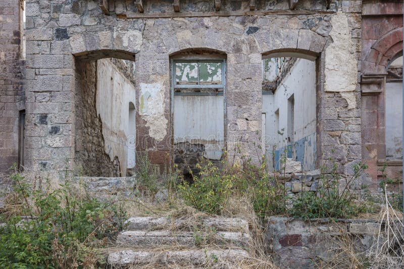 The Wall of the Old Collapsed Building Stock Image - Image of ...