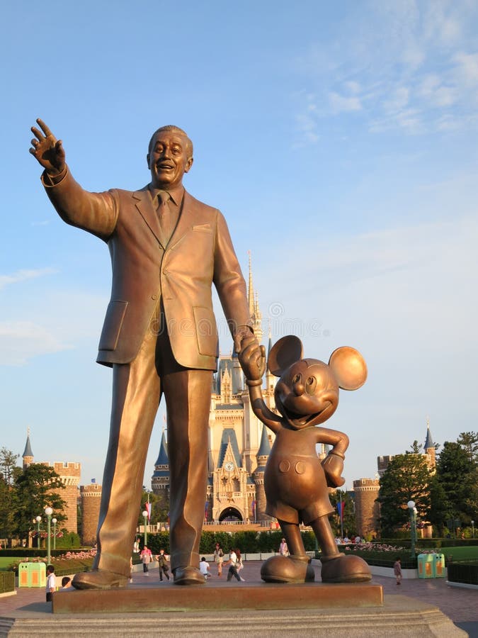 Estatua De Walt Disney Y De Mickey Mouse Imagen editorial - Imagen de ...