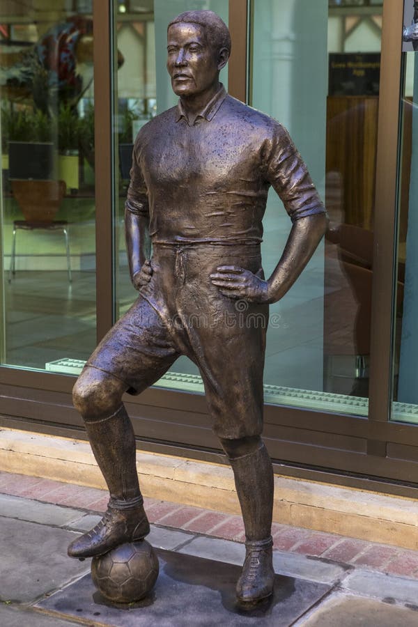 Walter Tull Statue En Northampton Foto de archivo editorial - Imagen de ...