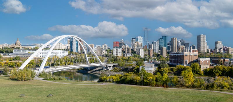 Walterdale Bridge with Downtown Edmonton Skyline Editorial Photo ...
