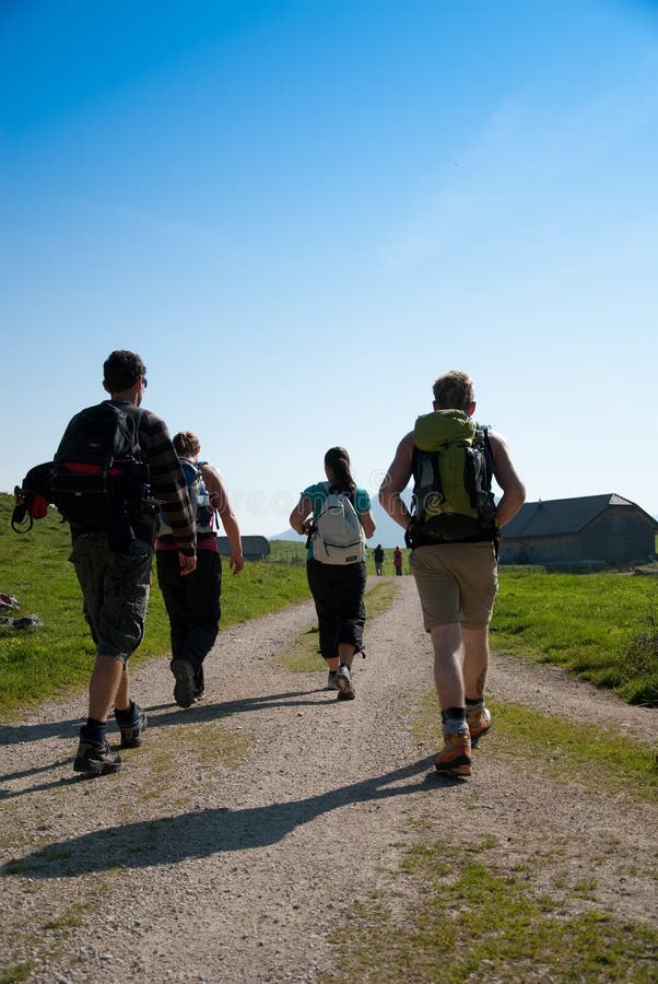 Wandelende groep stock foto. Image of geschiktheid, hemel - 15207404