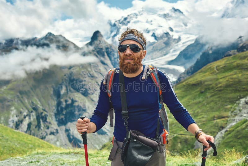 Wanderer Auf Der Spur in Den Bergen Stockfoto - Bild von wanderer ...