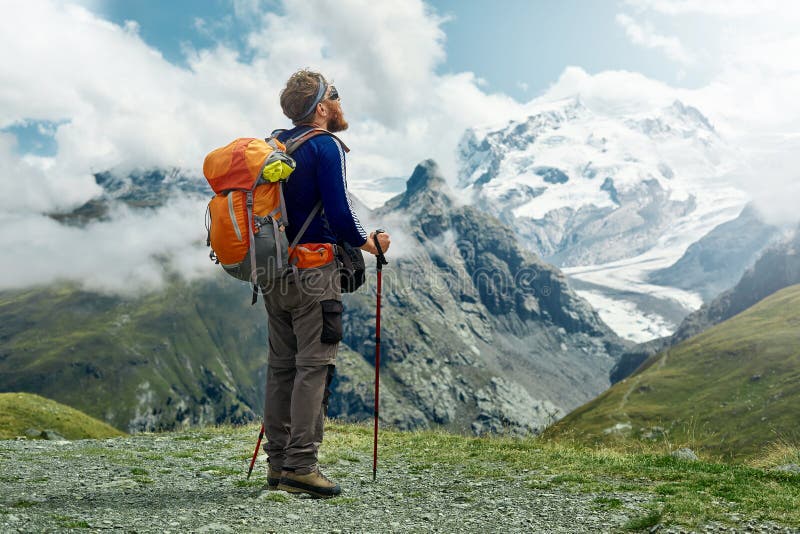 Wanderer Auf Der Spur in Den Bergen Stockbild - Bild von wandern ...