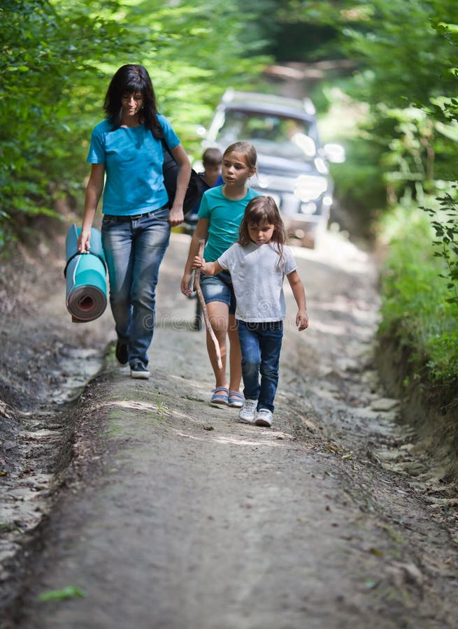 Wanderer, Die Durch Wald Gehen Stockbild - Bild von jeans, nähern: 30326761