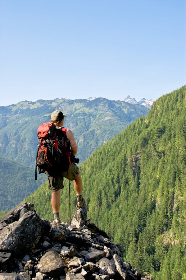 Gruppe Wanderer Oben Verschiebend Auf Berg Stockfoto - Bild von ...