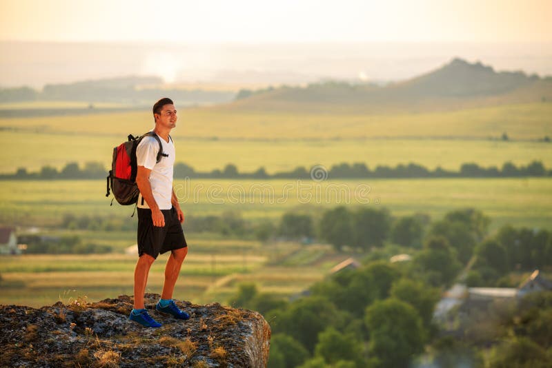 Wanderer Mit Dem Rucksack, Der Auf Einen Berg Steht Stockfoto - Bild ...