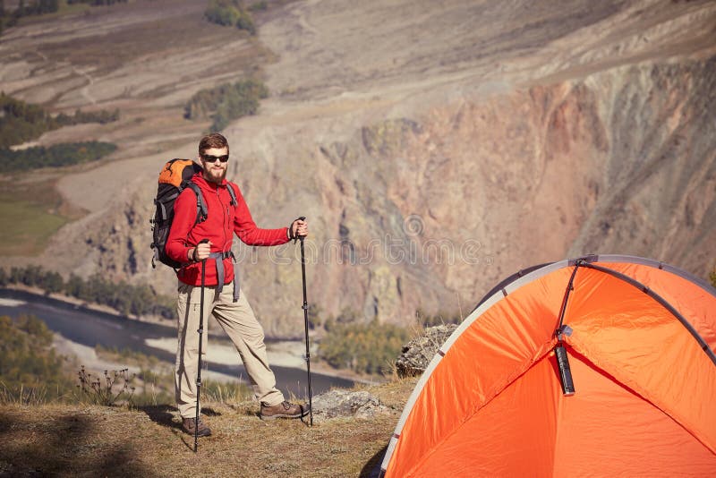 Wanderer Mit Pfosten in Der Hand Stockfoto - Bild von ausrüstung ...