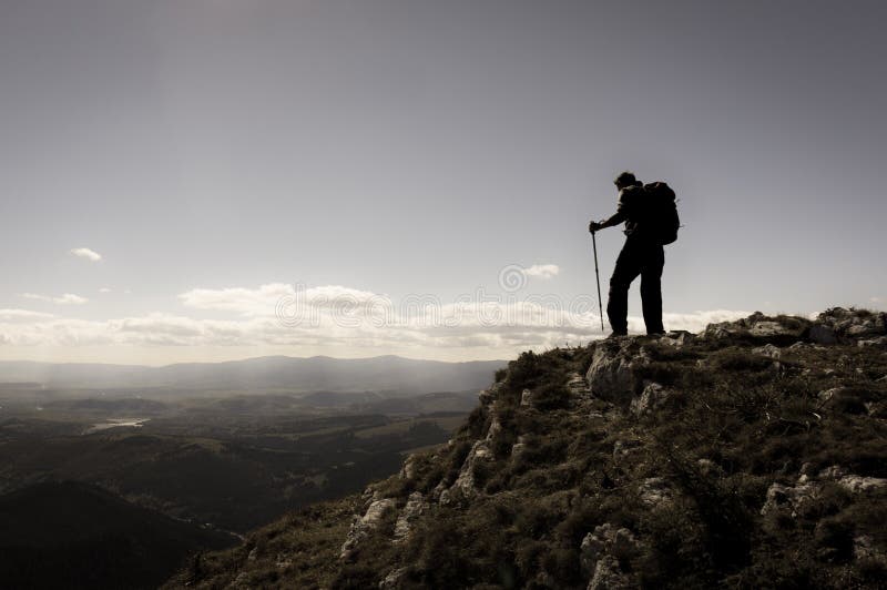 Wanderer mit Rucksack stockbild. Bild von erfolg, aktivität - 35379475