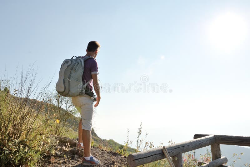 Wanderer Mit Rucksack Auf Die Oberseite Eines Berges Stockbild - Bild ...