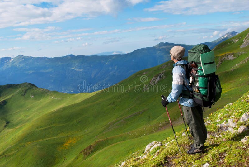Wanderer Mit Rucksack in Berge Stockfoto - Bild von person, aktiv: 35900188