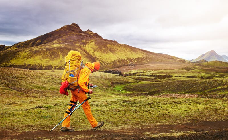 Wanderer Mit Rucksack in Den Bergen Stockfoto - Bild von wanderer ...