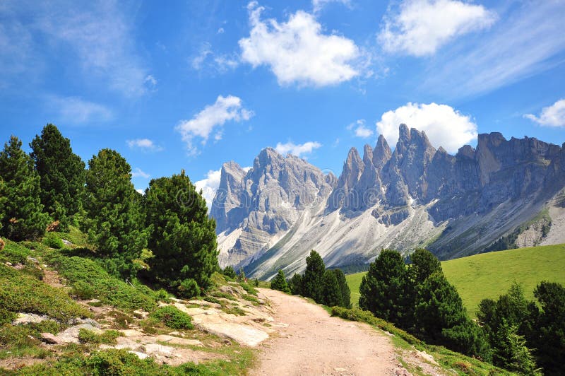 Wanderweg in den Alpen stockfoto. Bild von europa, italienisch - 47189472