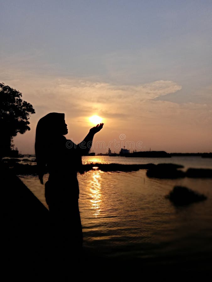 She Want Try Touch Sunset but Cannot Touch Just Look Good Visual ...