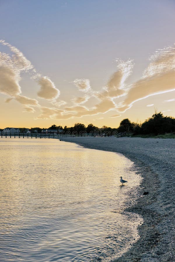 Warme Helle Strandszene Mit Perspektivenwolken Stockfoto - Bild von ...