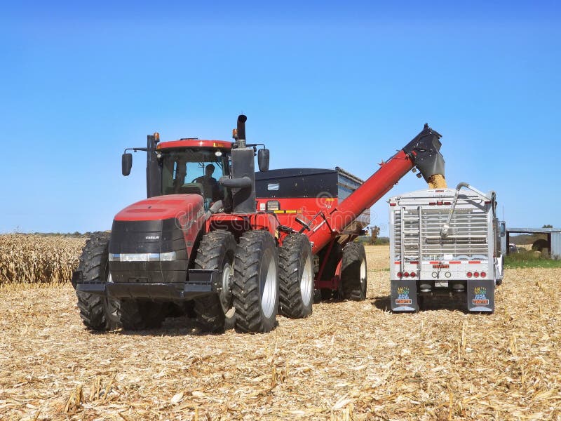 CASE IH 470 Steiger Tractor Pulling a Fully Loaded Brent Avalanche 1396 ...