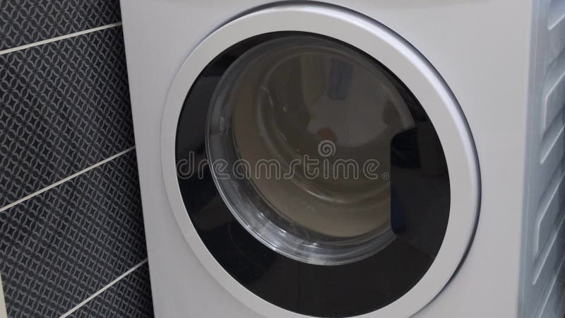 A Washing Machine that Works in the Spinning Process, Wring the Laundry ...