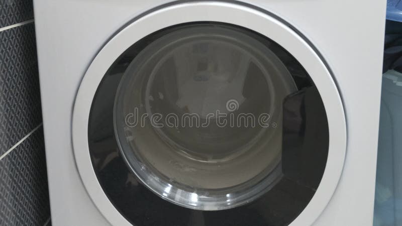 A Washing Machine that Works in the Spinning Process, Wring the Laundry ...
