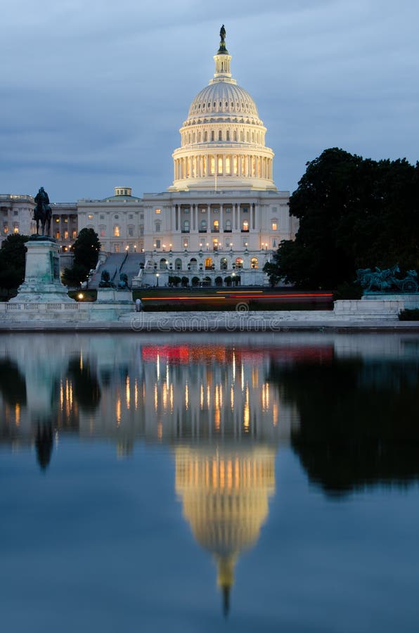Washington D.C., Het Capitoolgebouw Tegen Een Heldere Blauwe Lucht ...