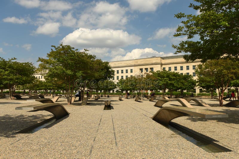 Washington, DC - 1 De Junio De 2018: Gente En El Monumento De Pentágono ...