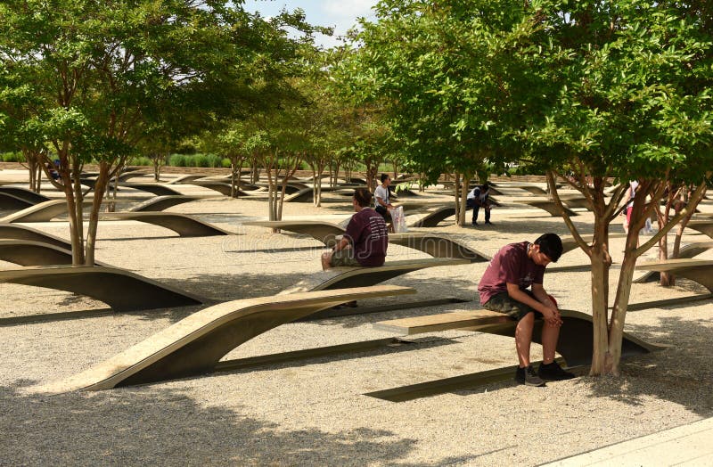 Washington, DC - 1 De Junio De 2018: Gente En El Monumento De Pentágono ...