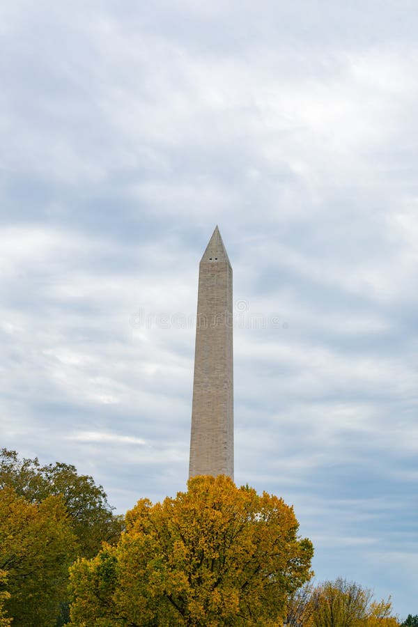 The Washington Monument in Washington D.C. with Colorful Autumn Trees ...