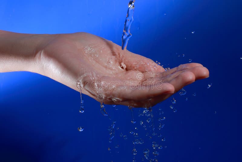 Wasser an Hand stockfoto. Bild von blau, strom, horizontal - 5526438