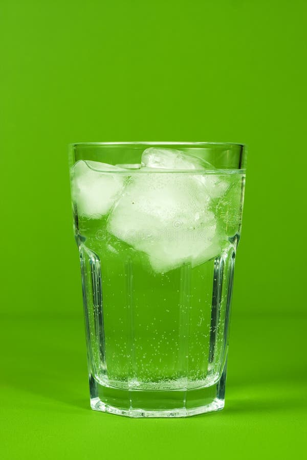 Wasser mit Eis stockbild. Bild von kühl, schwimmen, hintergrund - 6334989