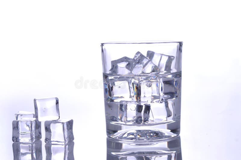 Wasser mit Eis ist stockbild. Bild von tröpfchen, gesund - 94333821