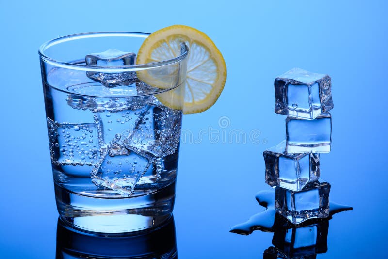Kaltes Wasser mit Eis stockbild. Bild von felsen, trinken - 71580343