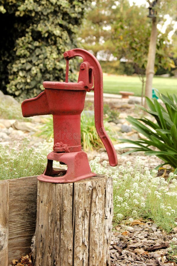 Alte Wasserpumpe im Metall stockbild. Bild von tülle - 78109169