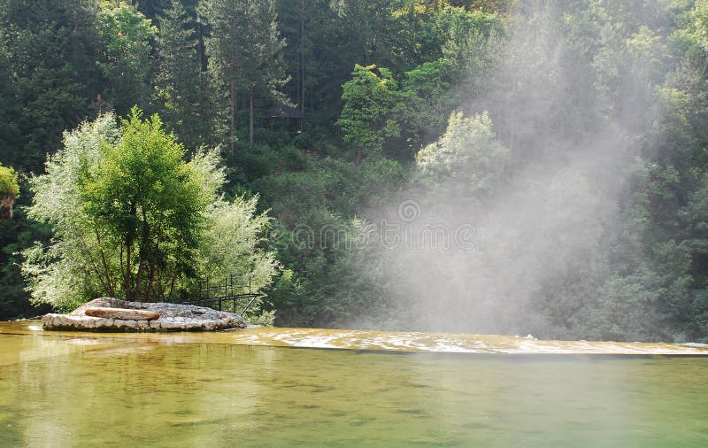 Wasserdampf, Der Von Jajce-Wasserfall Steigt Stockfoto - Bild von insel ...