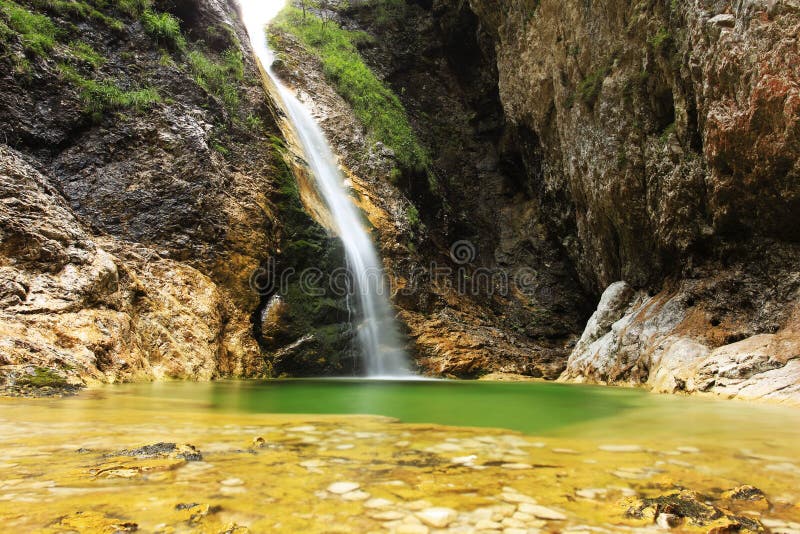 Wasserfall an Der Soca-Fluss-Quelle Stockbild - Bild von smaragd ...