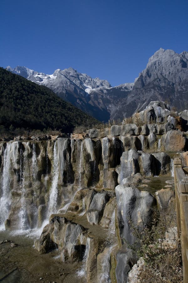 Wasserfall am Jade-Drache-Schnee-Berg Stockbild - Bild von nave, leute ...