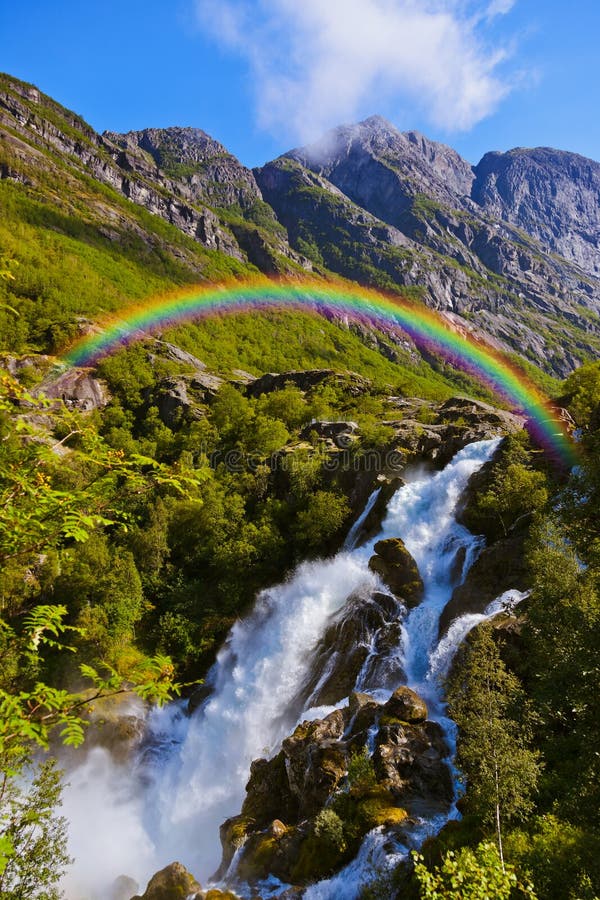 Wasserfall Nahe Briksdal-Gletscher - Norwegen Stockbild - Bild von ...