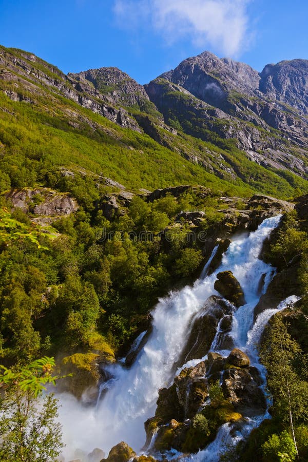 Wasserfall Nahe Briksdal-Gletscher - Norwegen Stockfoto - Bild von ...