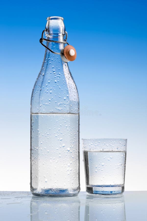Wasserflasche mit Glas stockbild. Bild von kristall, getränk - 19640757