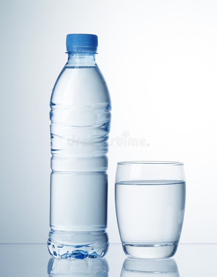 Wasserflasche und -glas stockfoto. Bild von behälter - 33568230