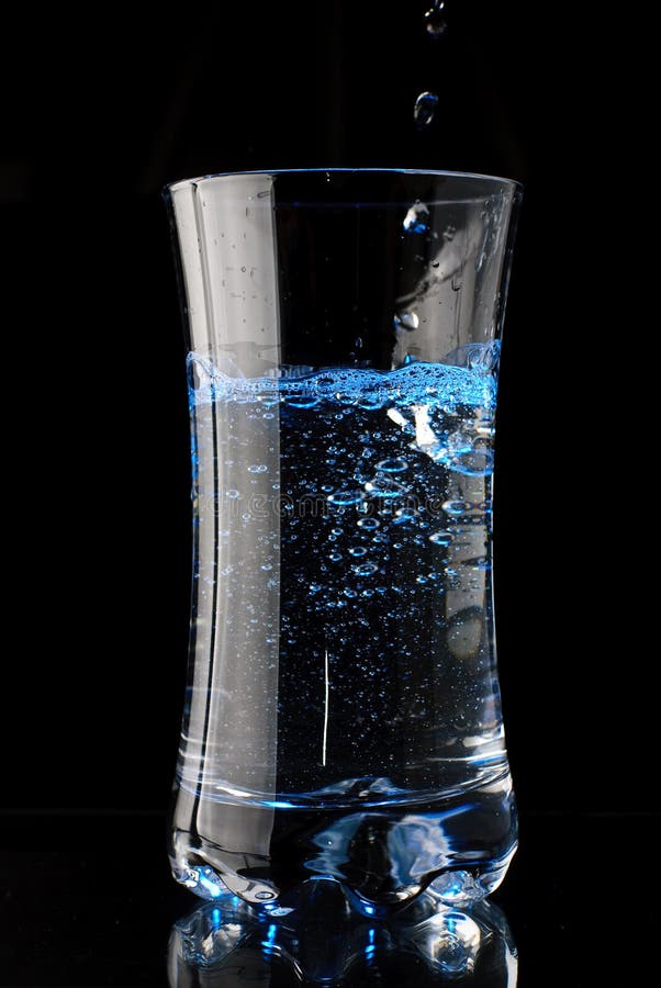 Wasserglas stockbild. Bild von flüssigkeit, schwarzes - 14066585