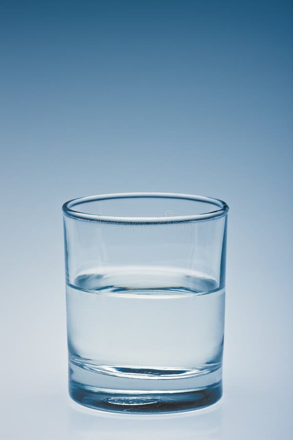 Wasserglas stockbild. Bild von leuchte, flüssigkeit, wasser - 4317881