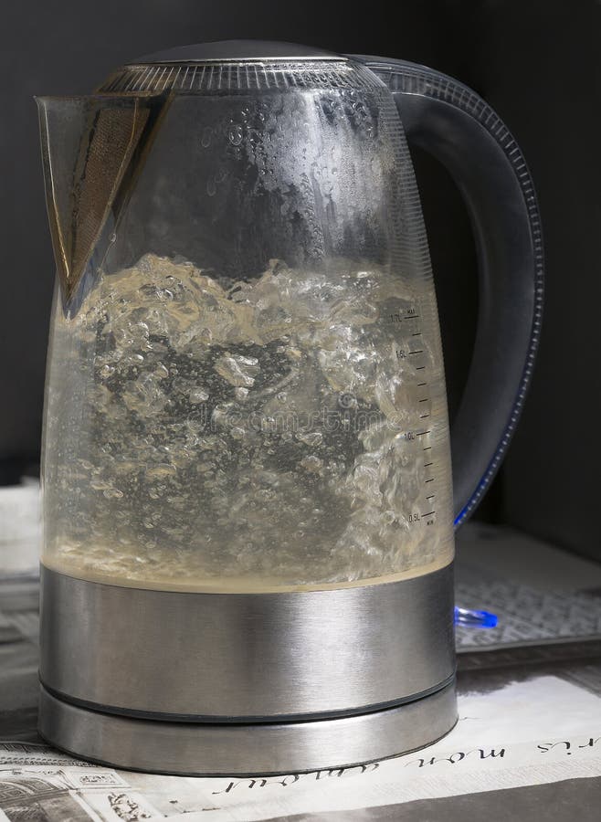 Kochendes Wasser Im Wasserkocher Stockfoto - Bild von inländisch ...