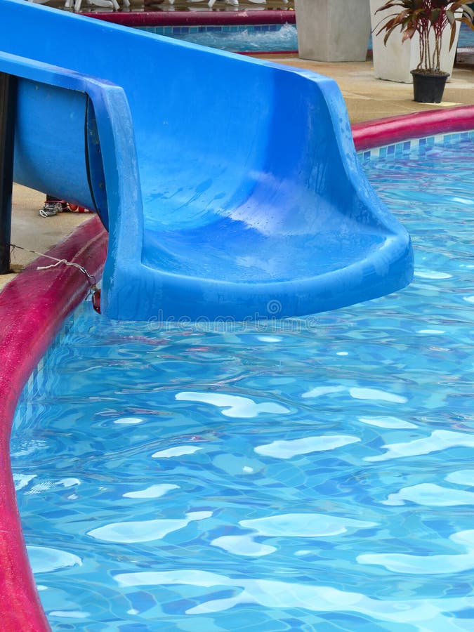 Wasserrutsche stockfoto. Bild von blau, unterhaltung - 149203320