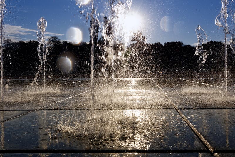 Wasserstrom, Der Auf Dem Boden Spritzt Stockfoto - Bild von sprühen ...