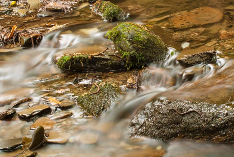 Wasserstrom im Fluss stockbild. Bild von langsam, wasser - 45027955