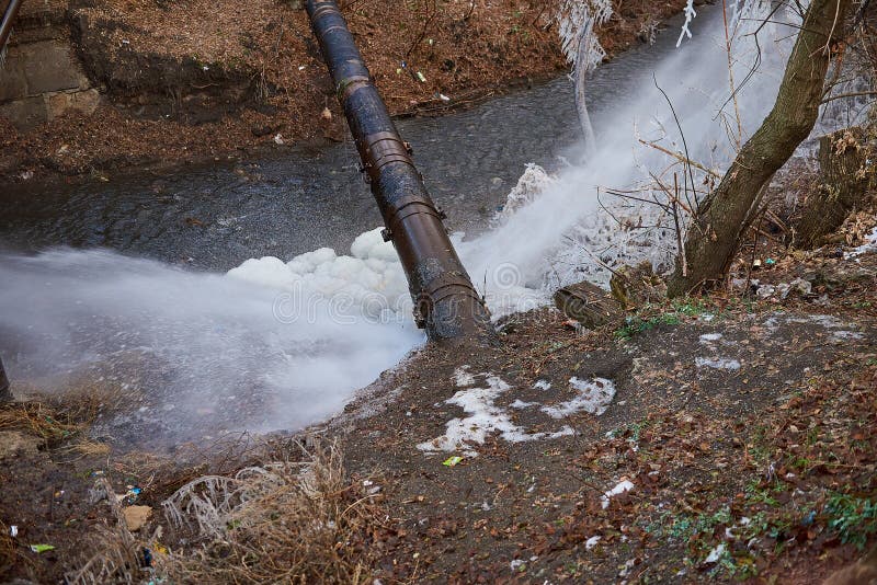 Wasserstrom vom Rohr stockbild. Bild von undicht, mann - 133435451