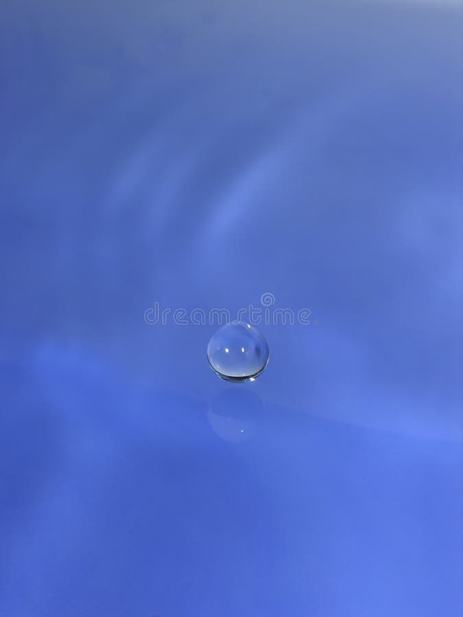 Wassertropfen stockbild. Bild von teich, wasser, metallisch - 106739