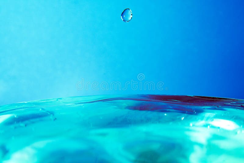 Wassertropfen Fallend Im Blauen Wasser Und Im Blauen Hintergrund ...