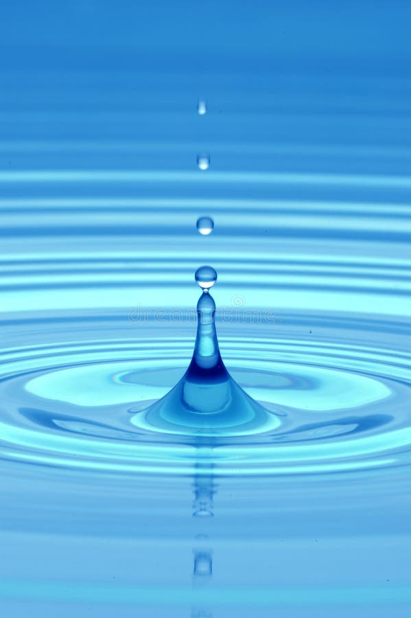 Wassertropfen im Blau stockbild. Bild von frische, flüssigkeit - 40854795