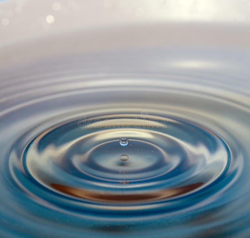 Wassertropfen Und -spritzen Auf Blauem Hintergrund Stockbild - Bild von ...