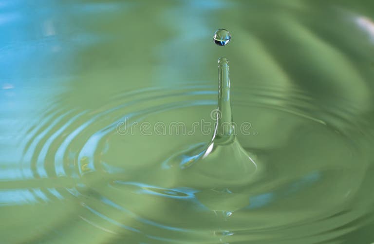 Wassertropfen-Spritzer Und Wellen Stockfoto - Bild von regentropfen ...